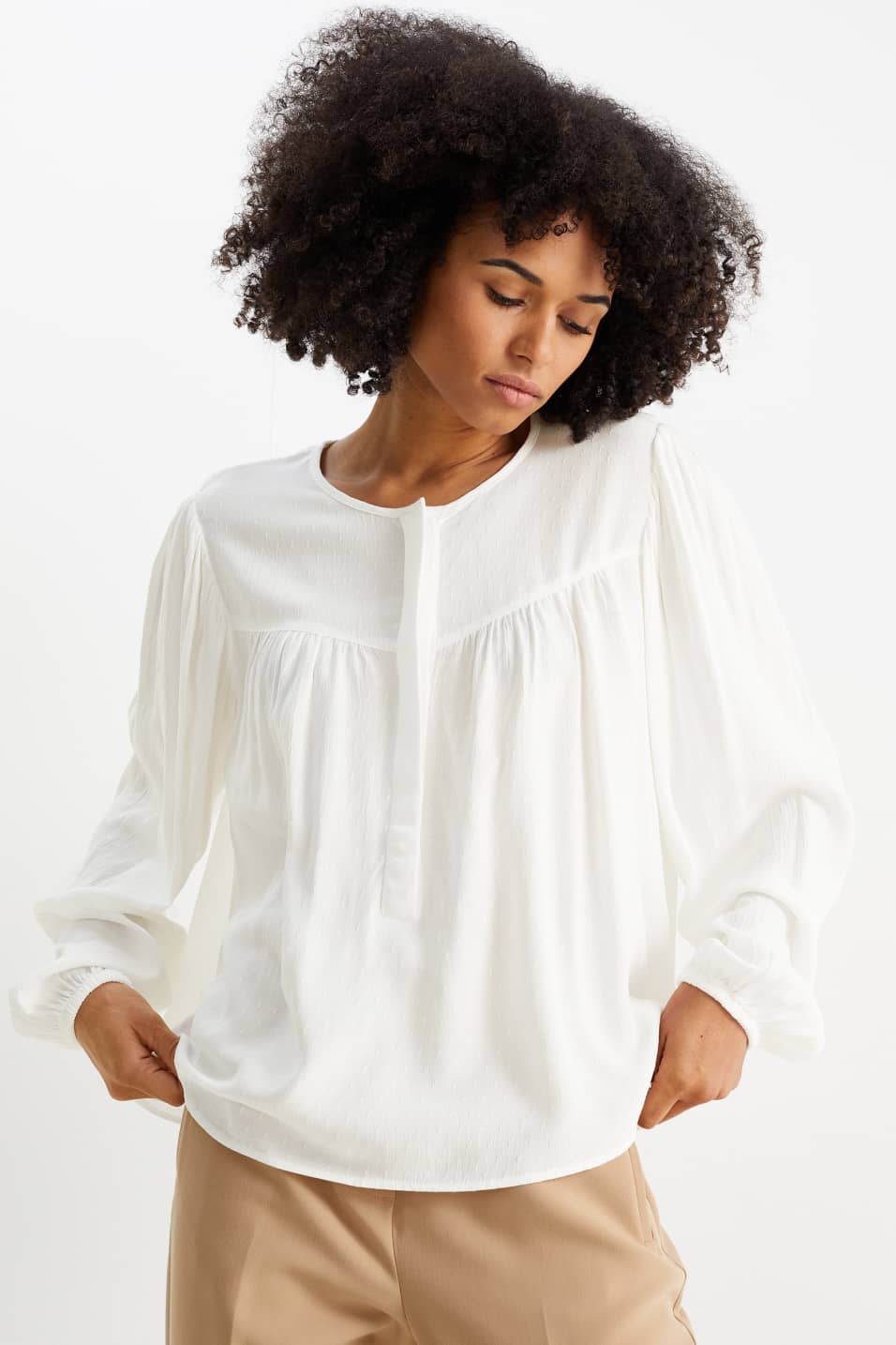 Die perfekte Bluse für jeden Anlass: Welche Modelle sind unverzichtbar?