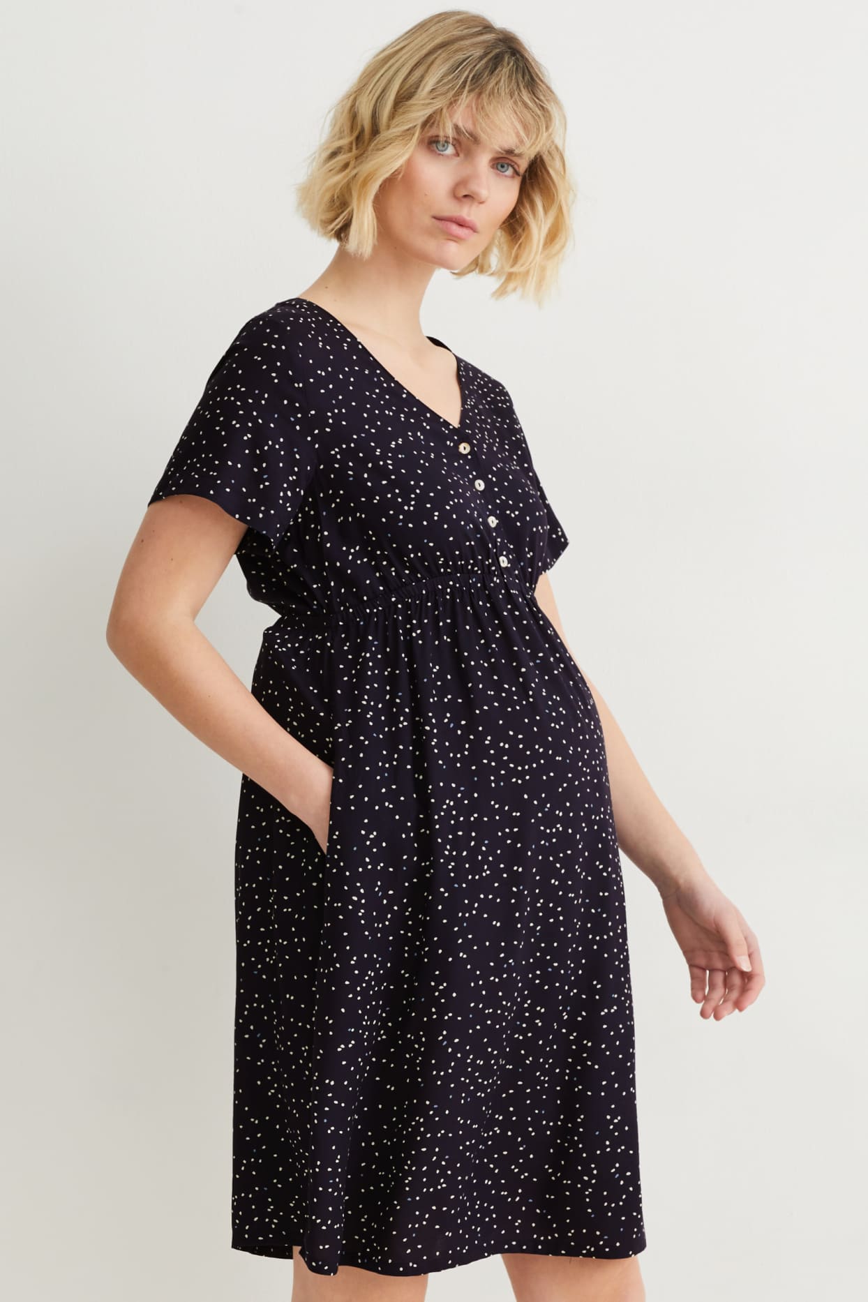 Umstandskleider – drei schicke Looks für Schwangere